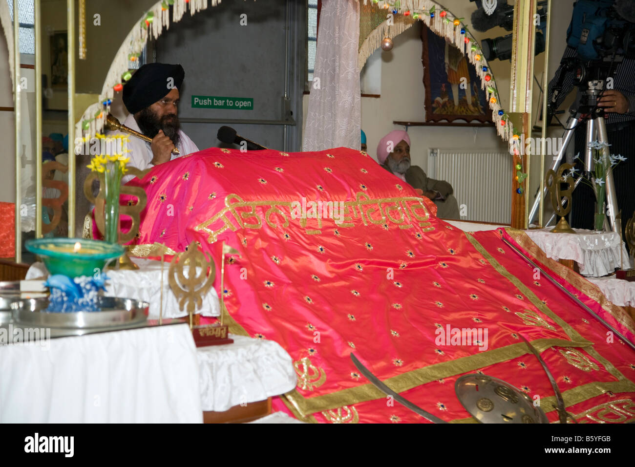 Guru granth sahib book hi-res stock photography and images - Alamy