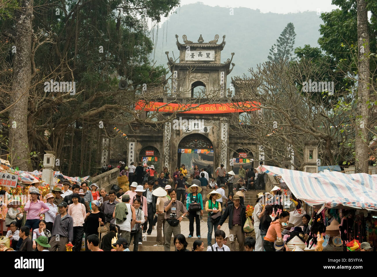 Large crowed of people hi-res stock photography and images - Alamy