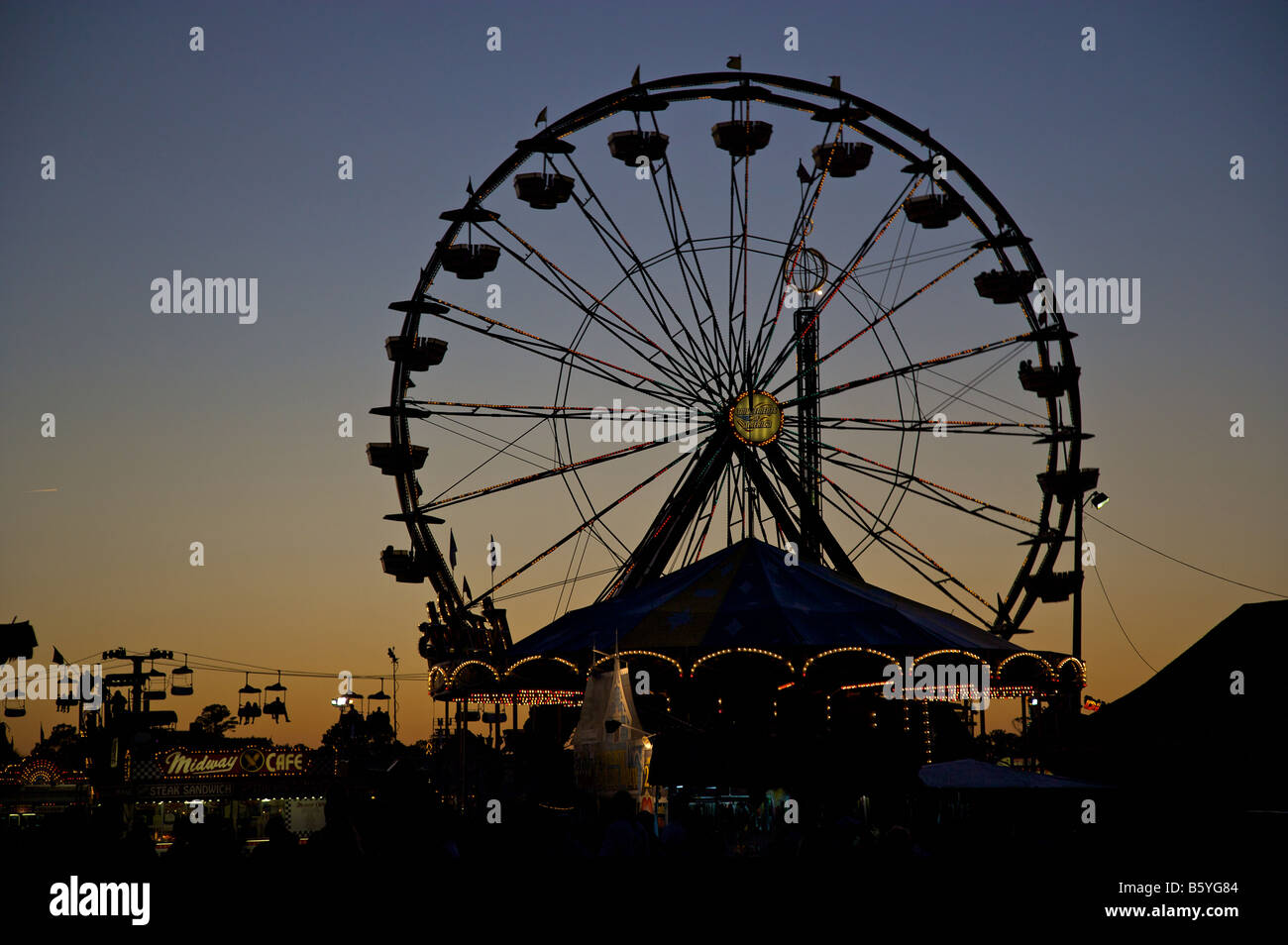 Midway fair games ferris wheel hi-res stock photography and images - Alamy