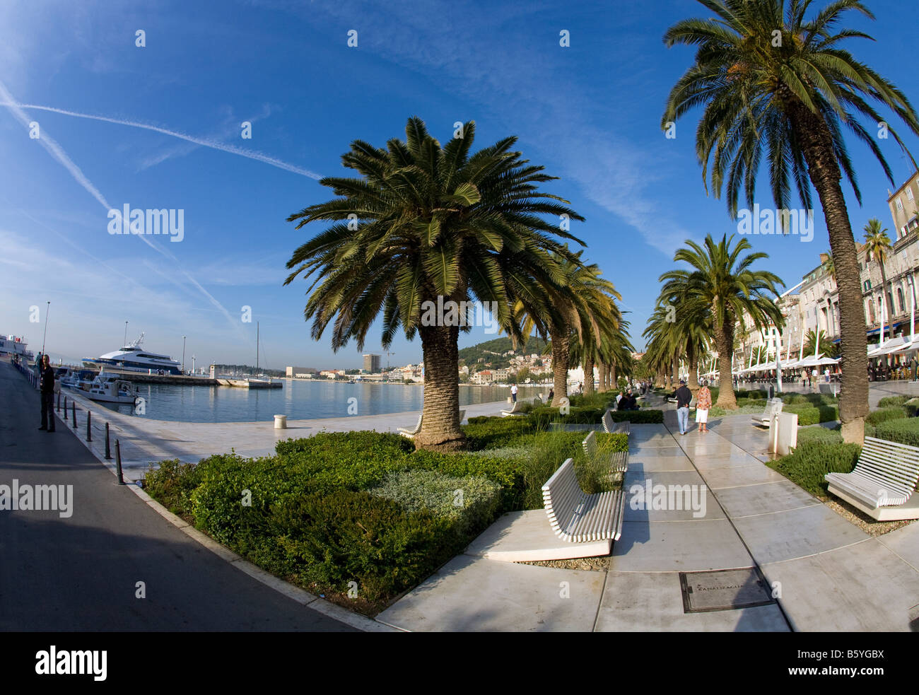 Waterfront promenade hi-res stock photography and images - Alamy