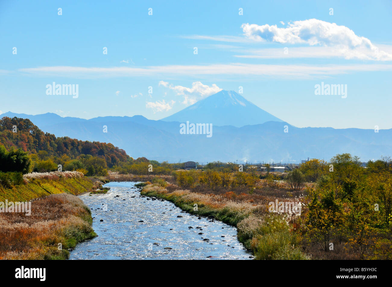 The Shio river towards Mount Fuji during colorful fall, Nirasaki JP ...