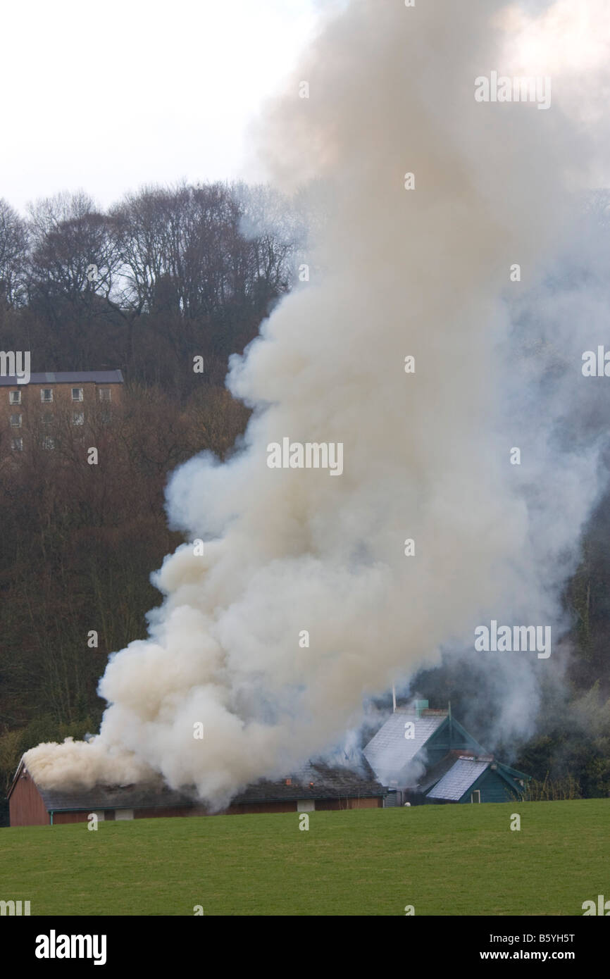Building on fire Stock Photo - Alamy