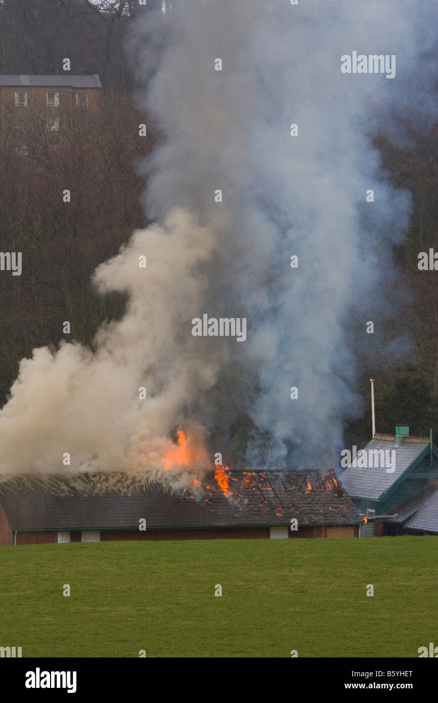 Building on fire Stock Photo - Alamy