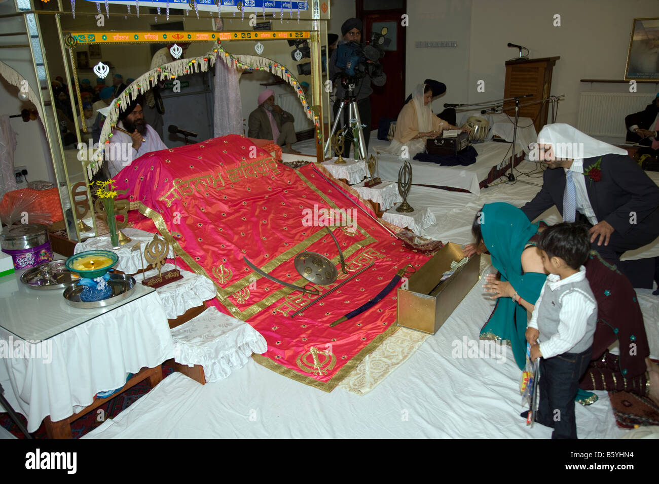 Guru granth sahib holy book hi-res stock photography and images - Alamy