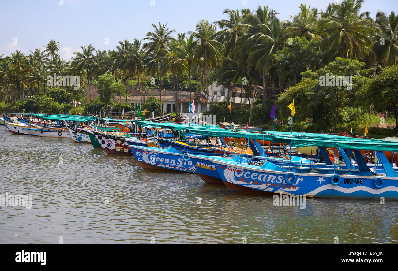 Boats of india hi-res stock photography and images - Alamy