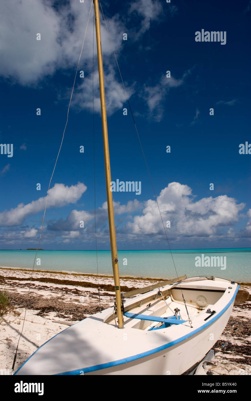 Sailboat on beach, Spanish Wells, Eleuthera, Bahamas Stock Photo - Alamy