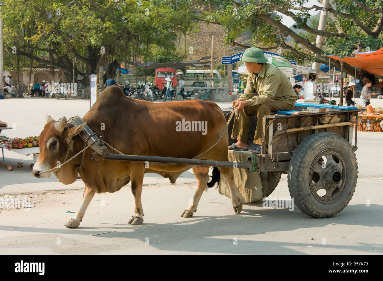 Vietnam scene street people men lifestyle loaded poor cart Stock Photo ...