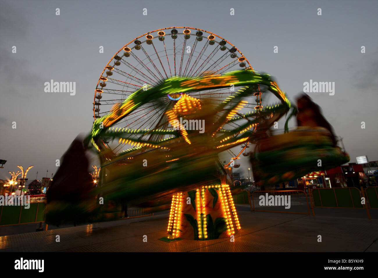 FERRIS WHEEL AT A FAIR IN DUBAI Stock Photo - Alamy