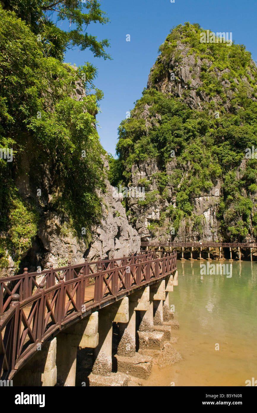 A path along an island in Ha Long Bay, Vietnam Stock Photo - Alamy