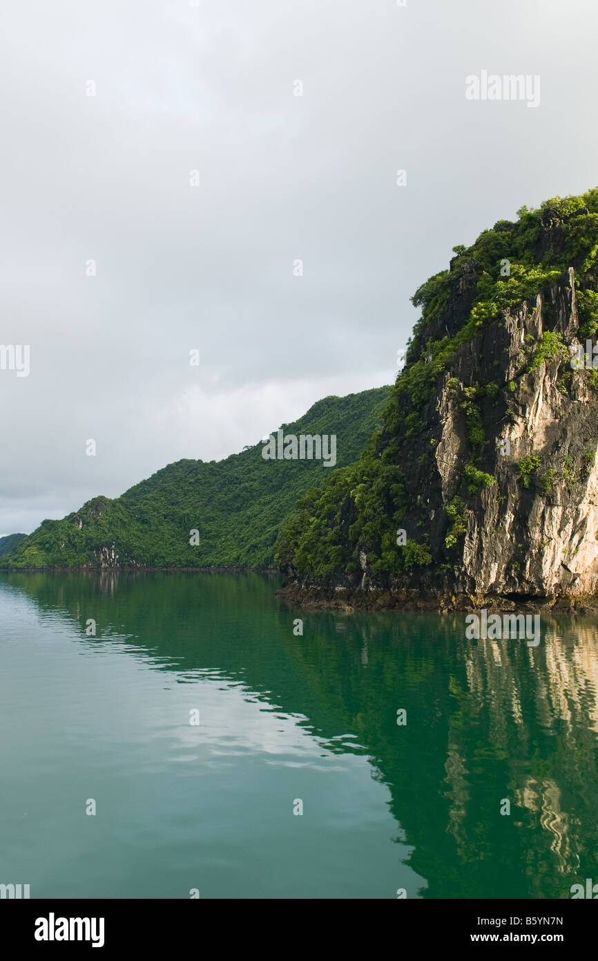 Morning view of Halong Bay, Vietnam Stock Photo - Alamy