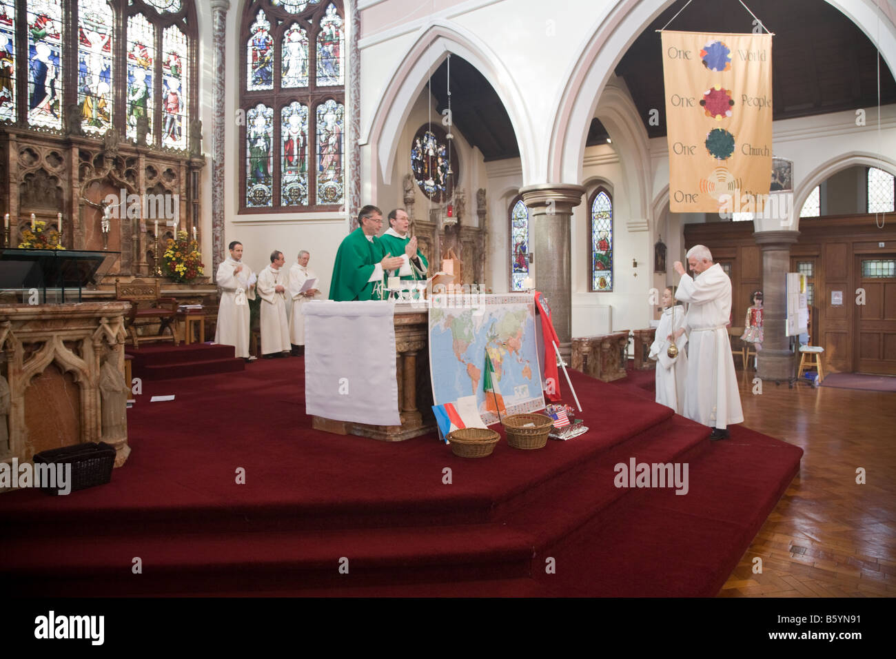 Catholic priest celebrating mass altar hi-res stock photography and ...