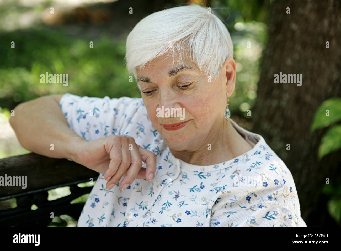 Mature woman forgetful hi-res stock photography and images - Alamy