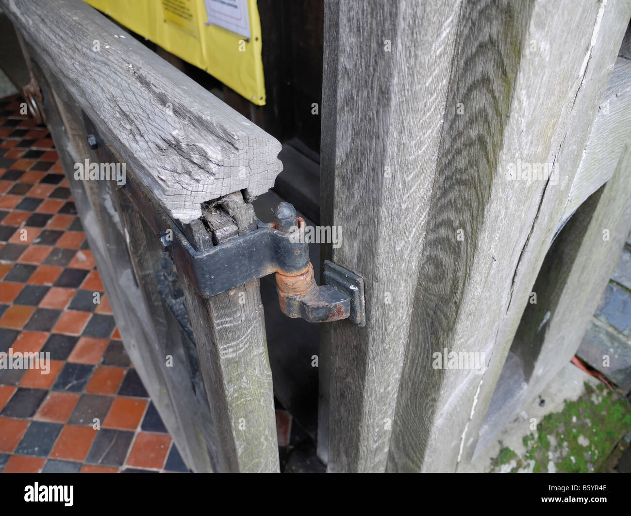 Locked church gates hi-res stock photography and images - Alamy