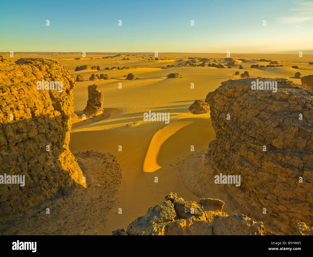 Rockformation in the algerian Sahara Stock Photo - Alamy