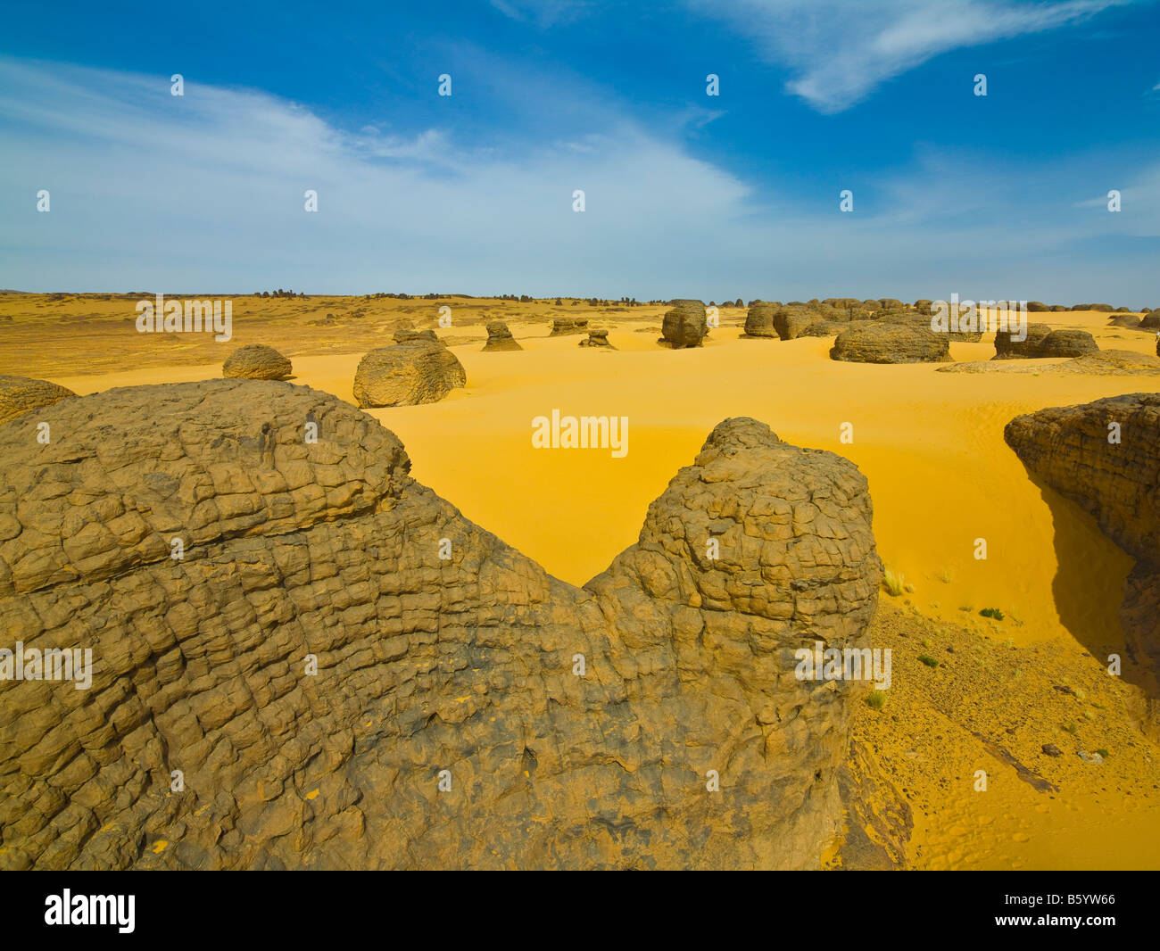 Rockformation in the algerian Sahara Stock Photo - Alamy