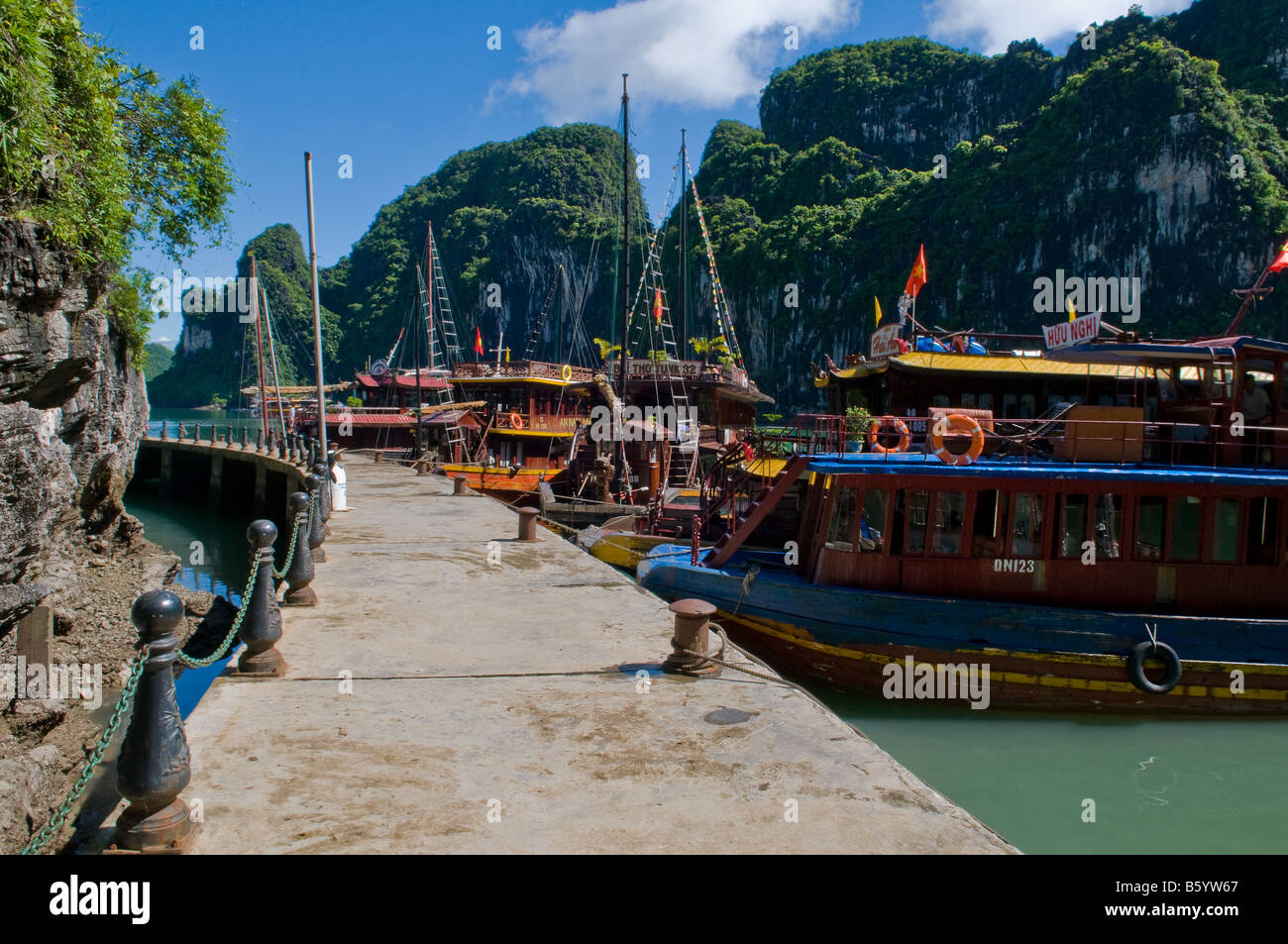 Vietnam junk ship hi-res stock photography and images - Alamy