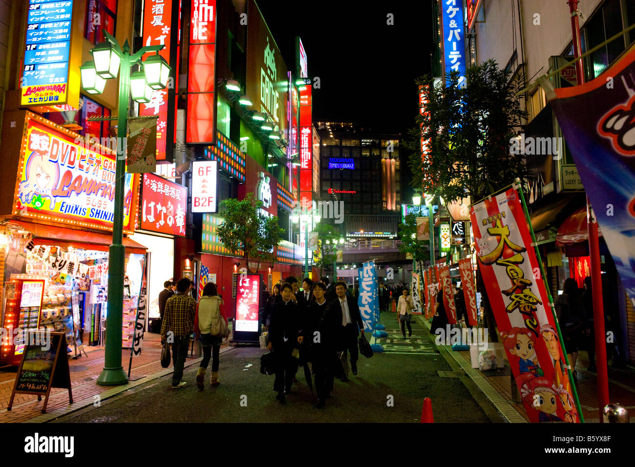 Shoppers at night in Shinjuku, Tokyo, Japan Stock Photo - Alamy