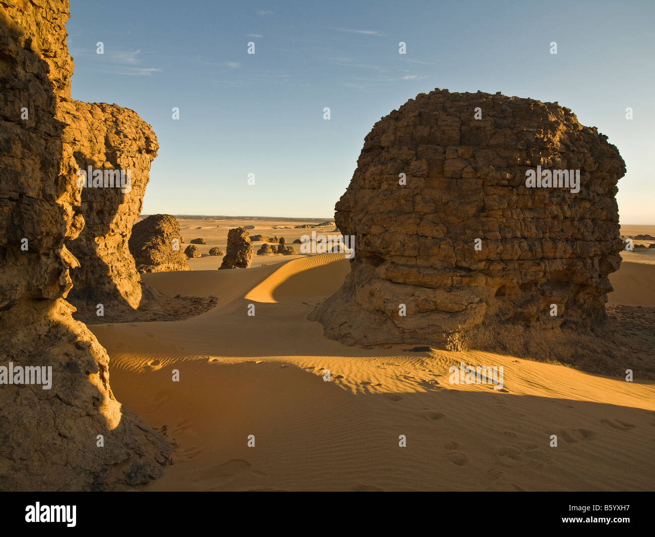 Rockformation in the algerian Sahara Stock Photo - Alamy