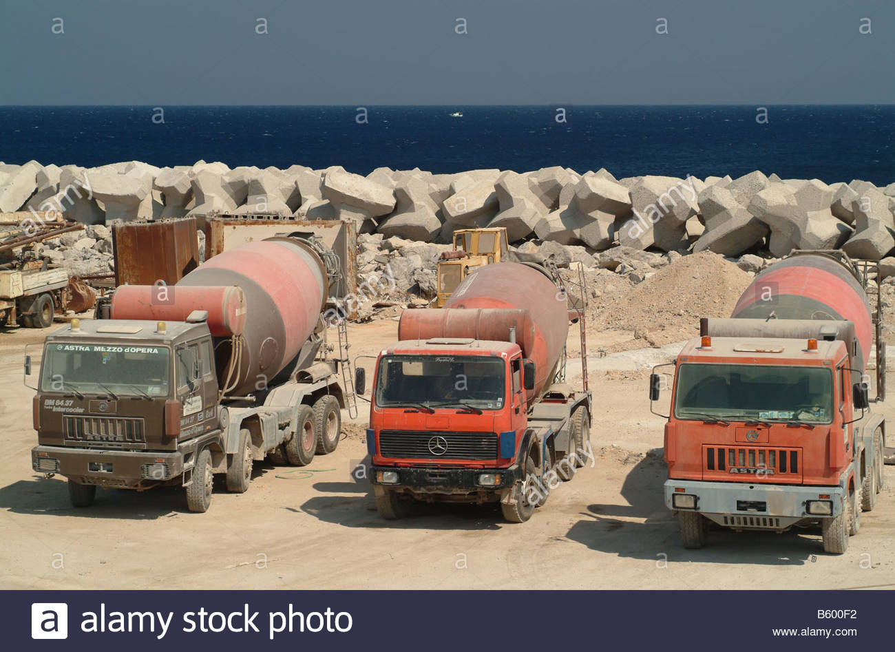 Earthmoving Scraper Stock Photos & Earthmoving Scraper Stock Images - Alamy