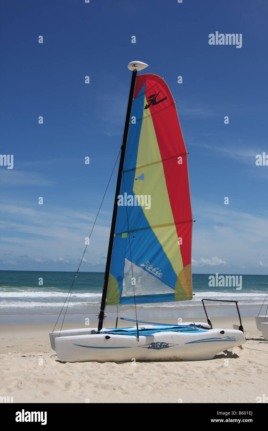 White sand beach sailboat hi-res stock photography and images - Alamy