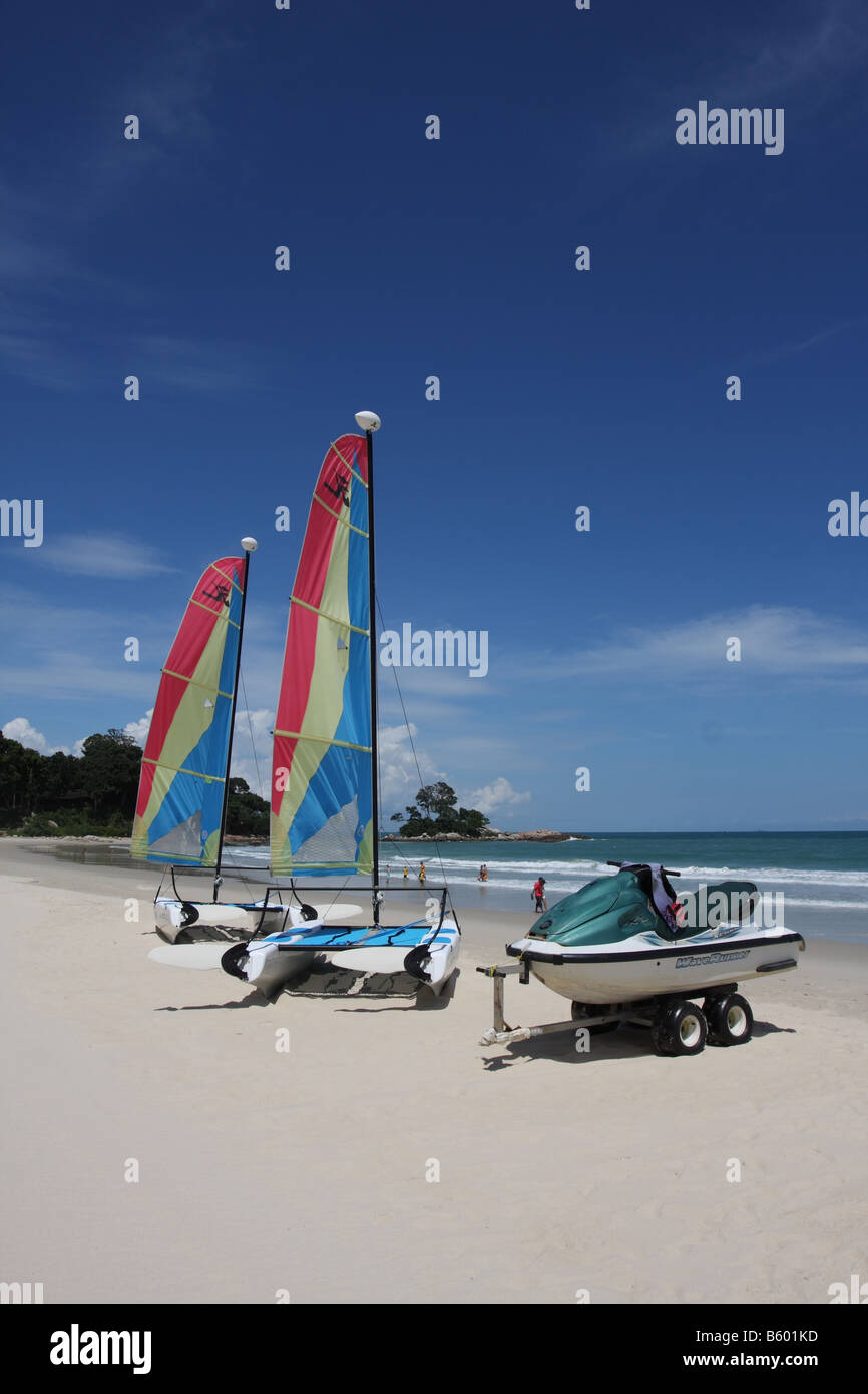 White sand beach sailboat hi-res stock photography and images - Alamy