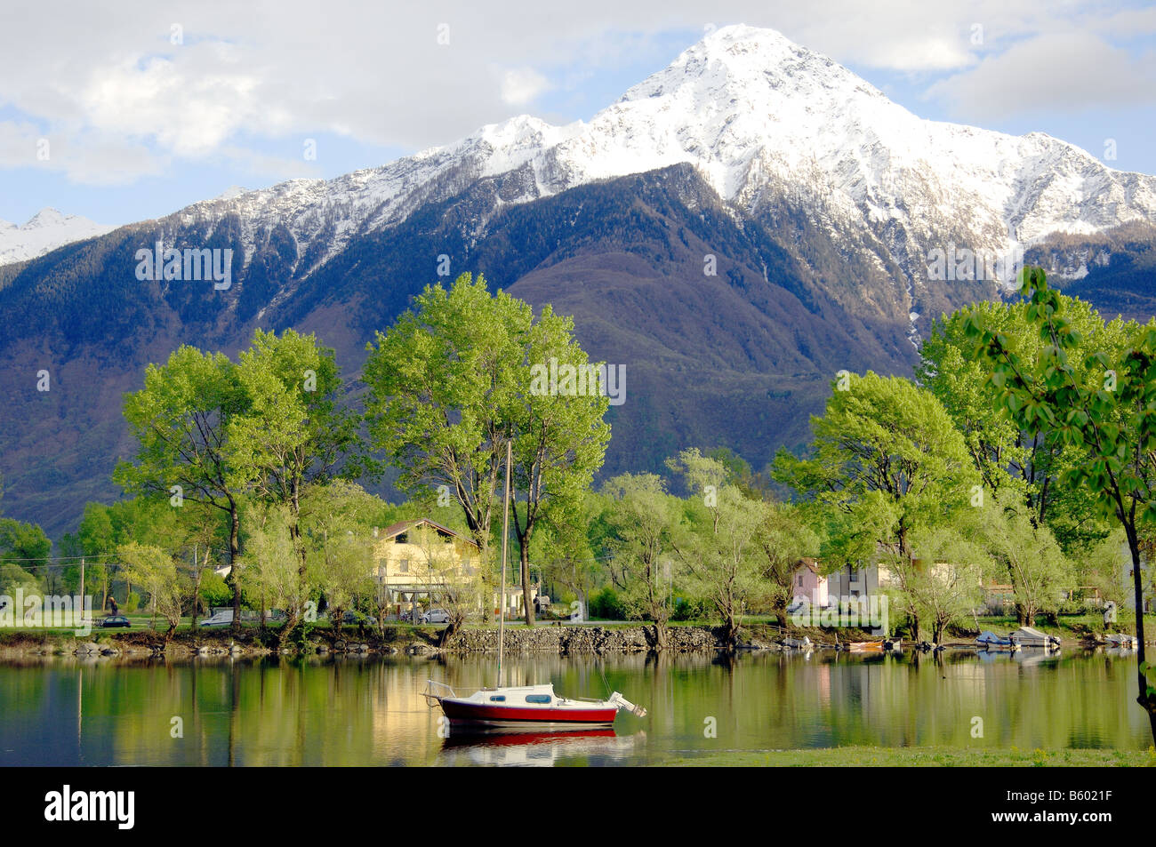 Lake como mountains hi-res stock photography and images - Alamy