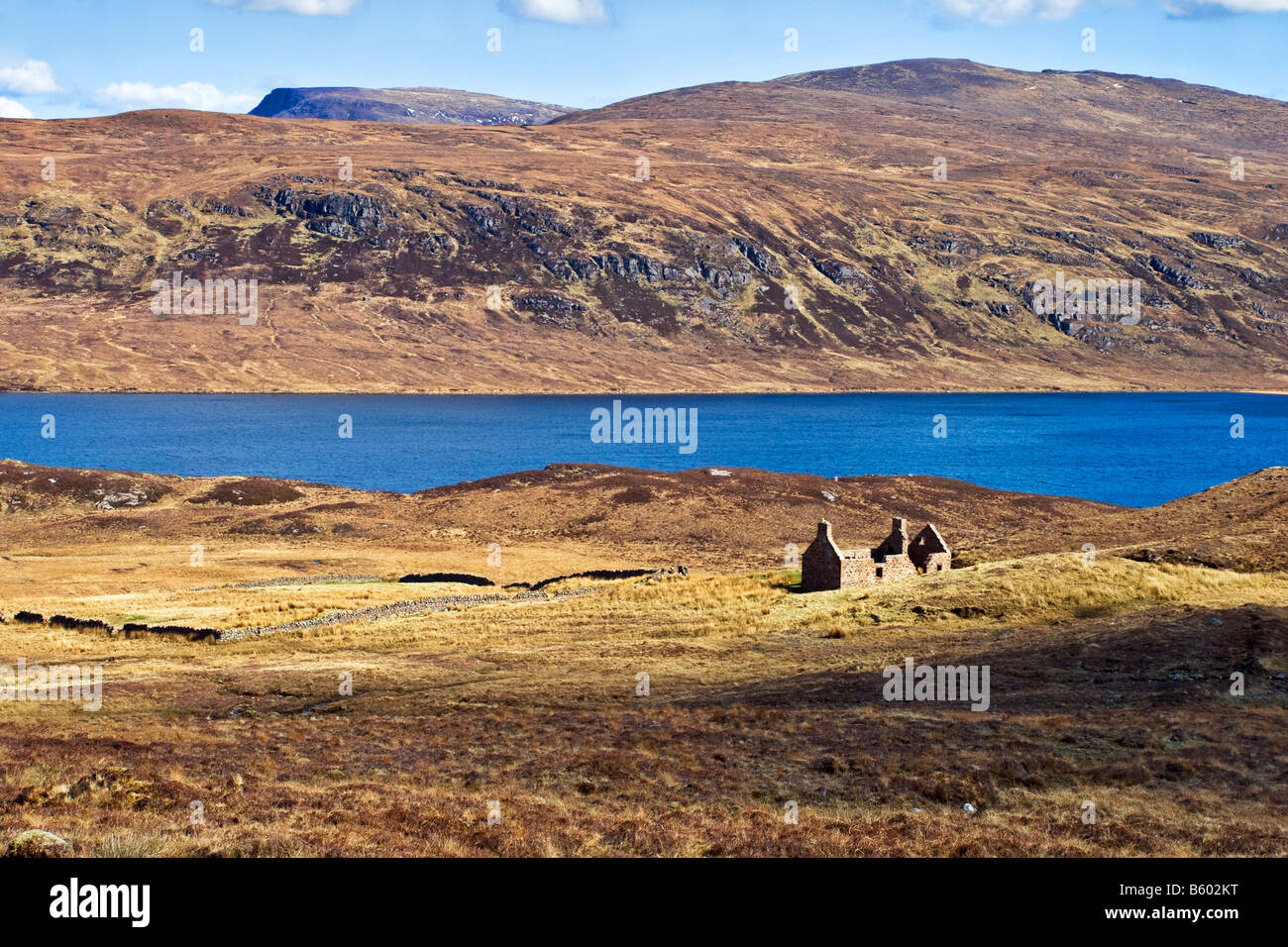Sandwood loch cottage sandwood bay hi-res stock photography and images ...