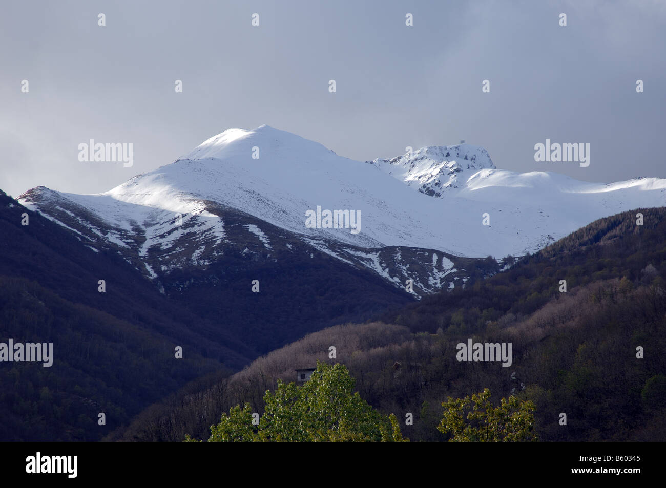 Lake como mountains hi-res stock photography and images - Alamy