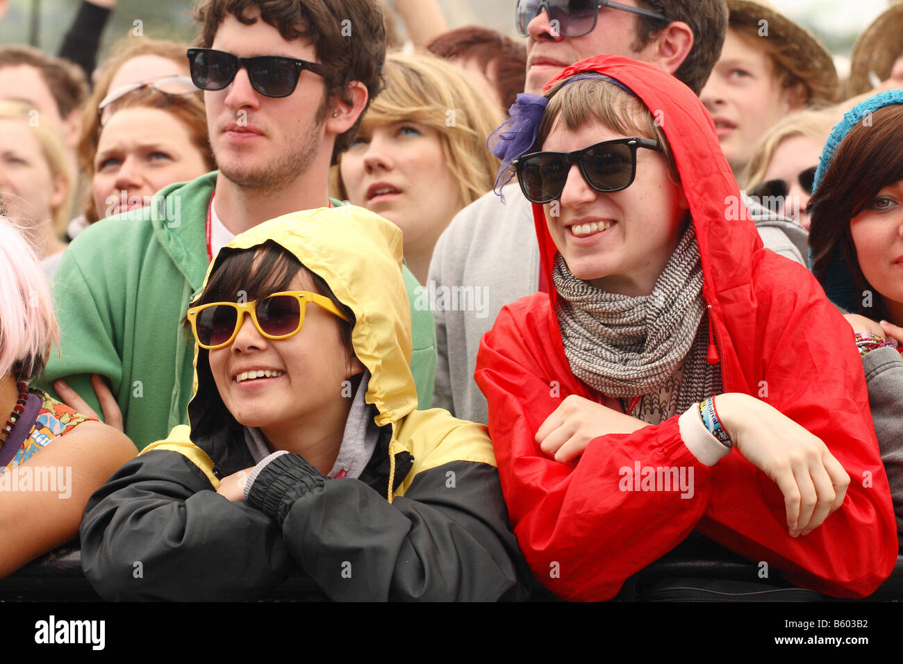 Glastonbury Festival June 2008 pop music fans enjoy a live band ...