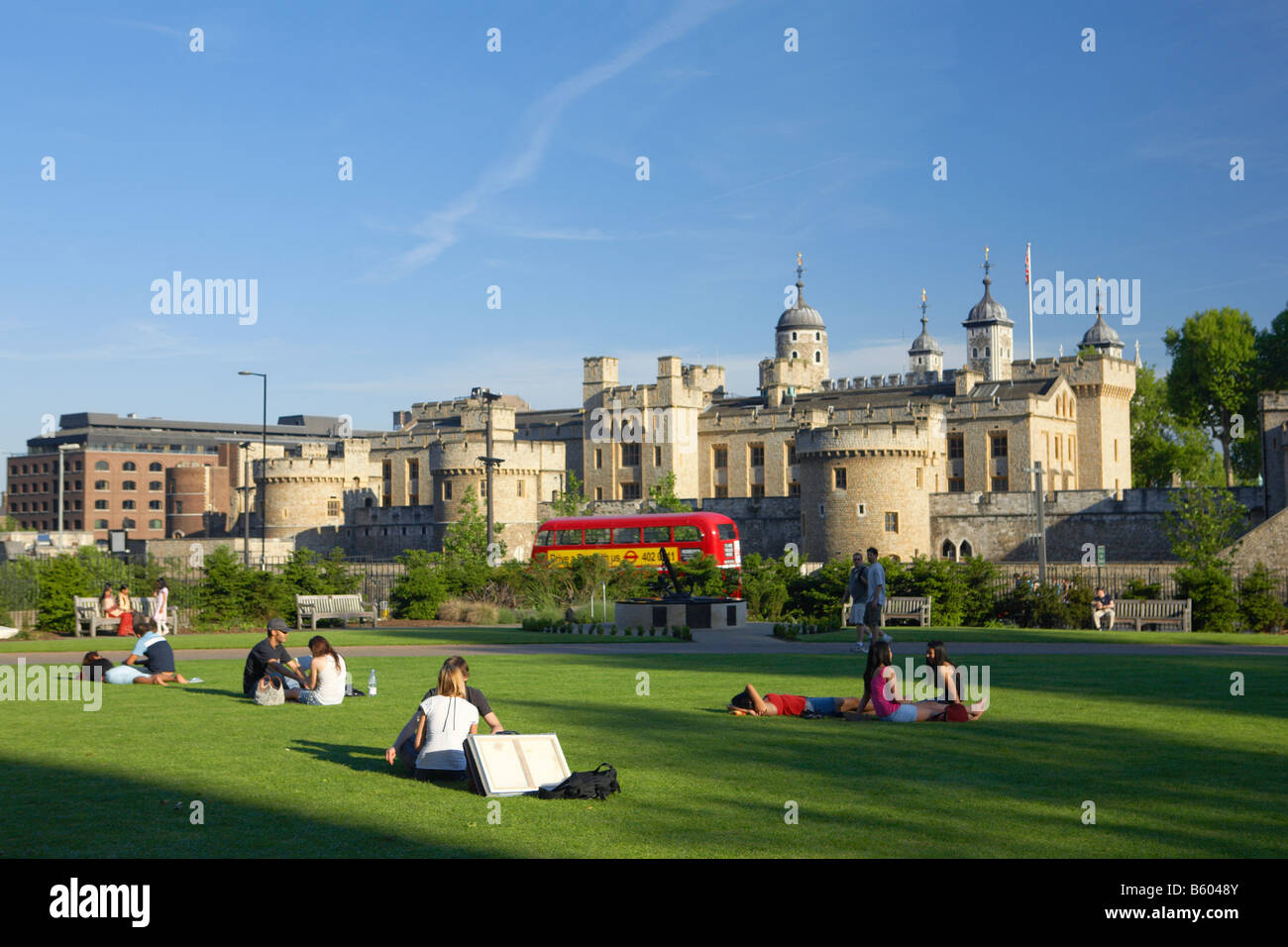 TRINITY SQUARE GARDENS TOWER OF LONDON Stock Photo - Alamy
