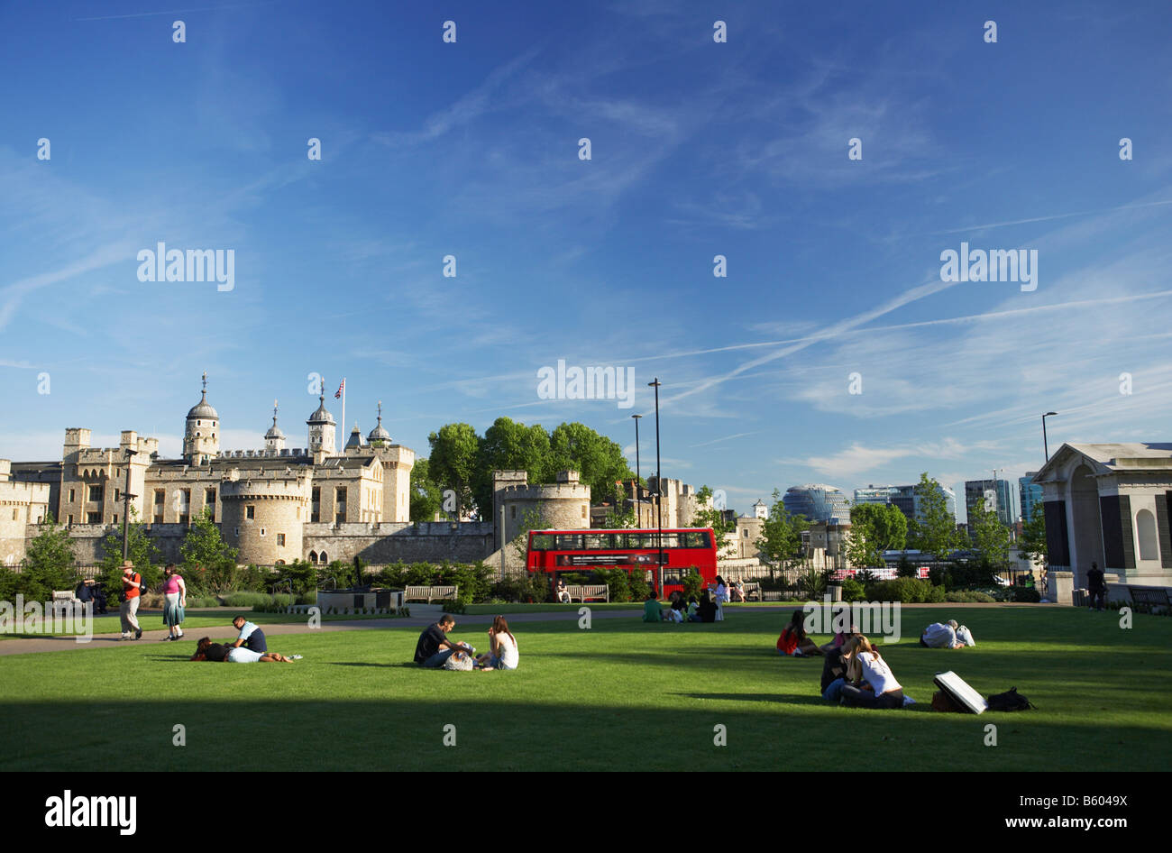 TRINITY SQUARE GARDENS TOWER OF LONDON Stock Photo - Alamy