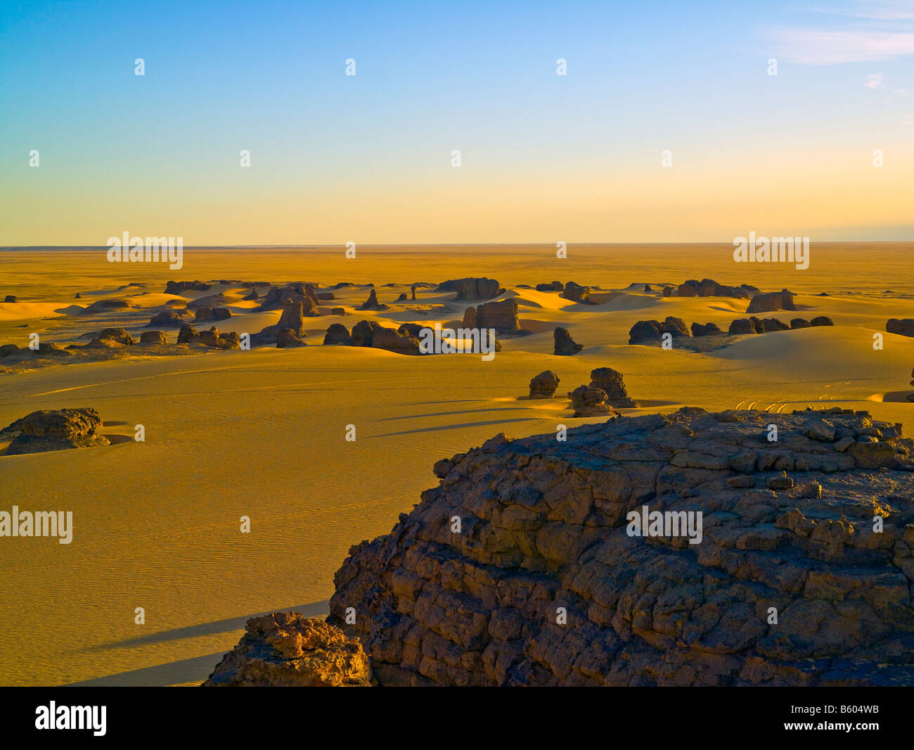 Rockformation in the algerian Sahara Stock Photo - Alamy
