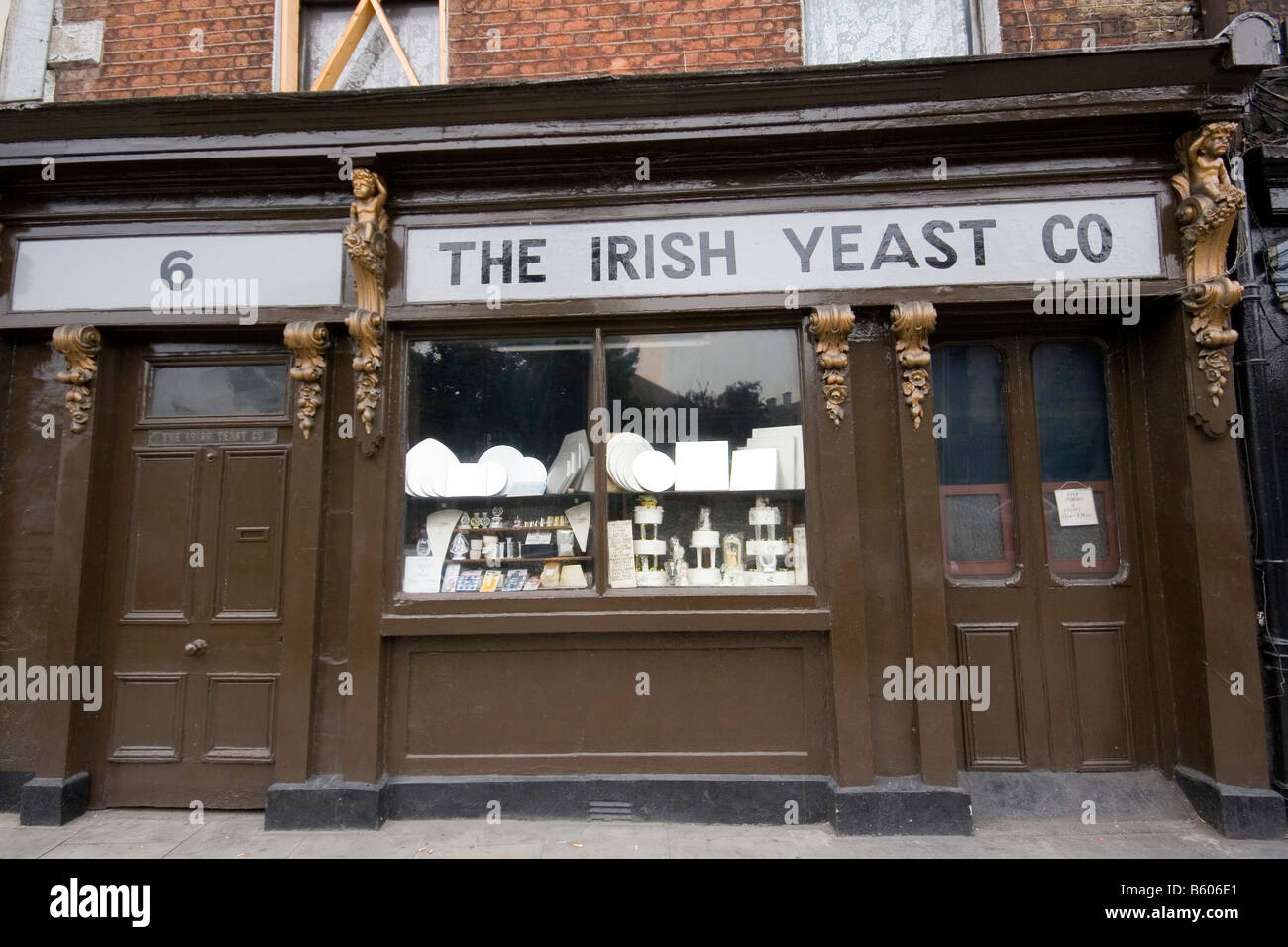 Traditional shopfront hi-res stock photography and images - Alamy