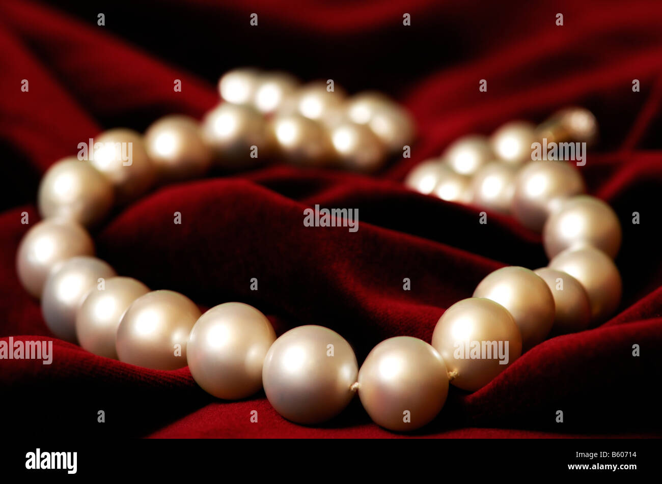 Pearls necklace hi-res stock photography and images - Alamy