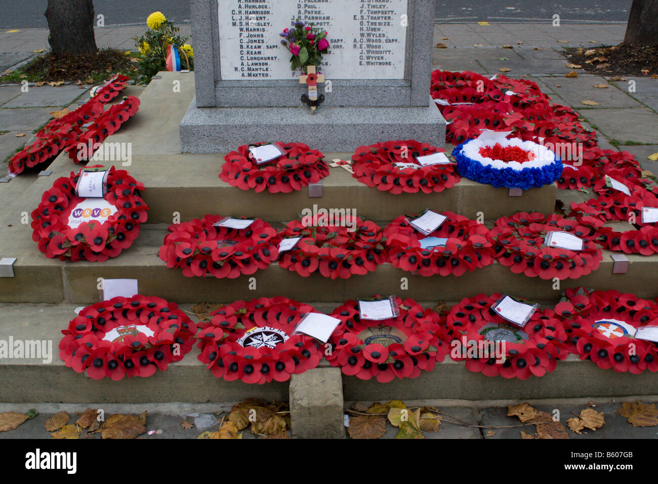 Poppy wreaths stone remembrance hi-res stock photography and images - Alamy