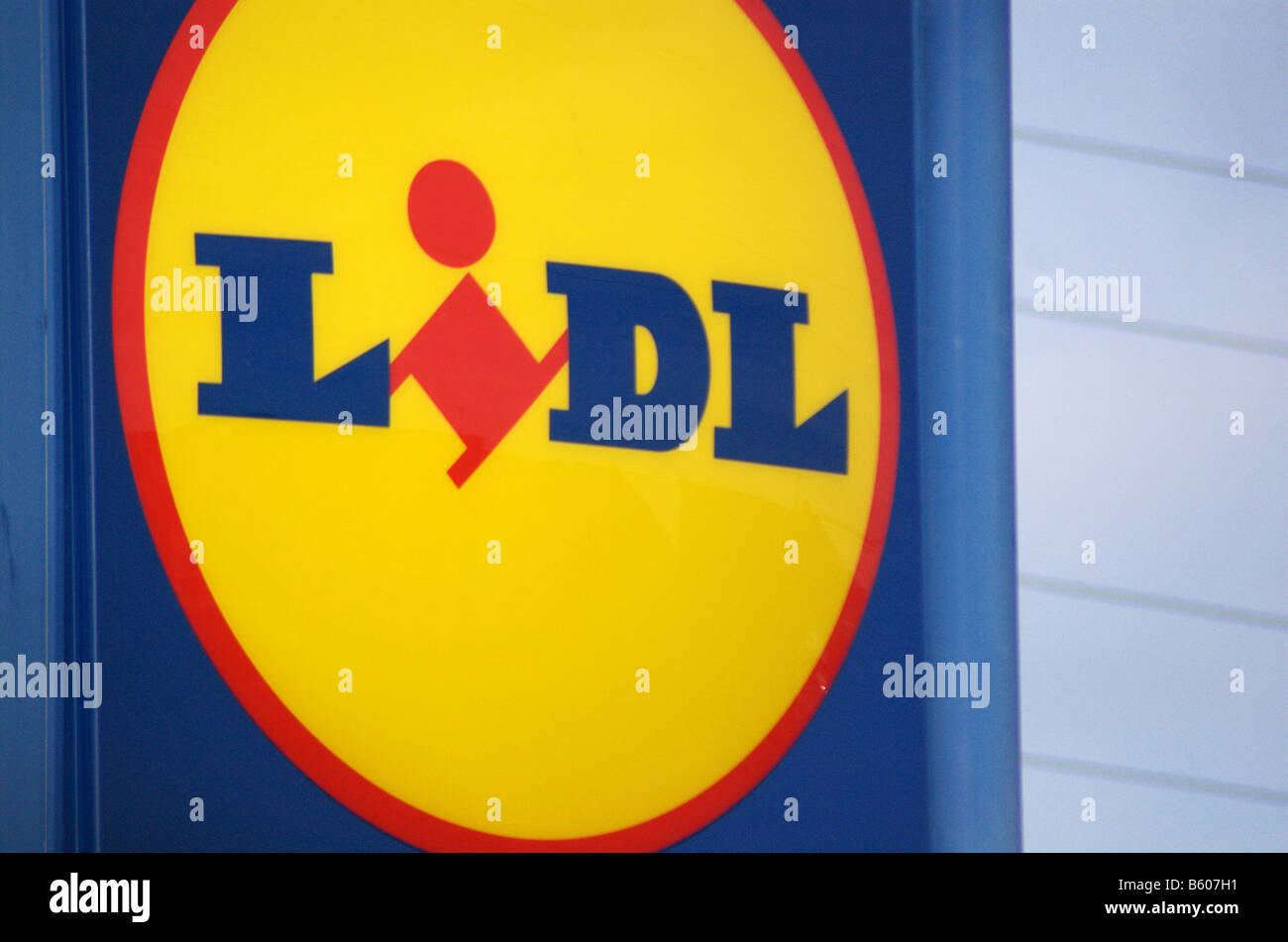 Front view of a signed Lidl supermarket logo Stock Photo - Alamy