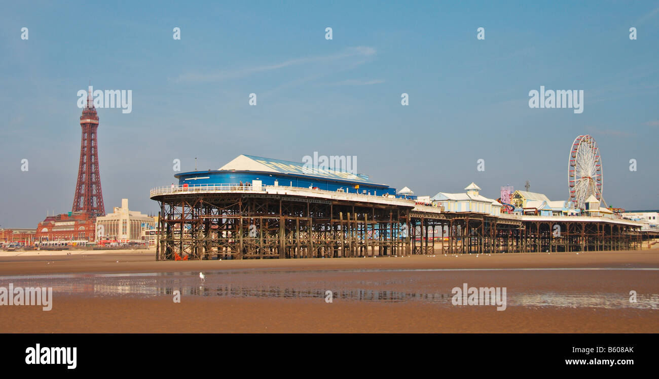 Blackpool beach and pier hi-res stock photography and images - Alamy