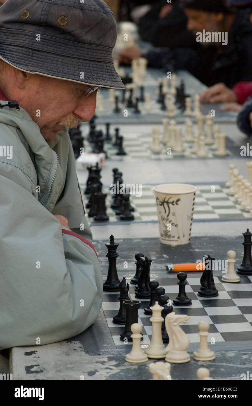 Old men playing chess on San Francisco Market street Stock Photo - Alamy