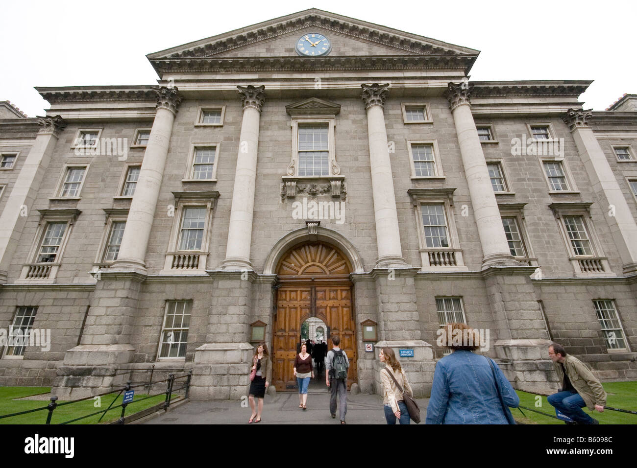 The main entrance trinity college hi-res stock photography and images ...