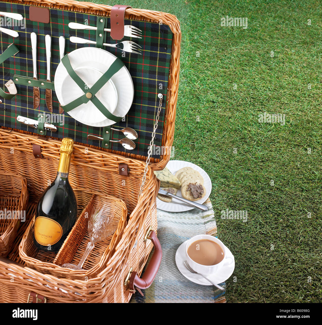 Harrods hamper hi-res stock photography and images - Alamy