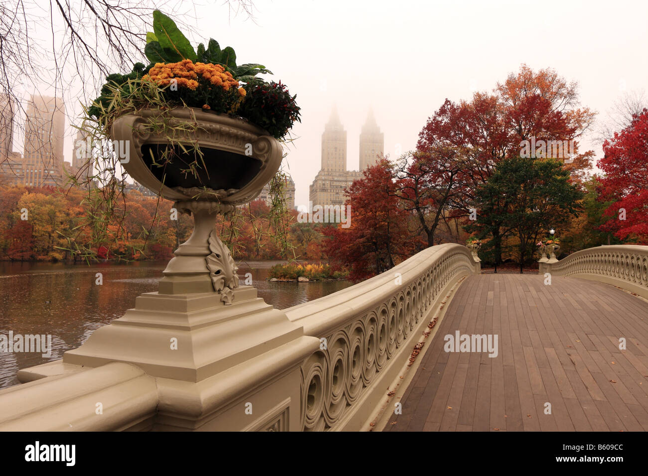 Bow bridge in Autumn on cold misty day Stock Photo - Alamy