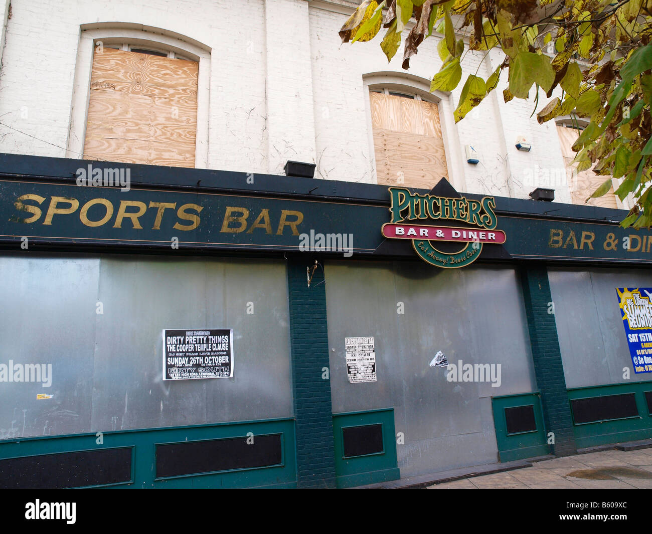 Run down pub hi-res stock photography and images - Alamy