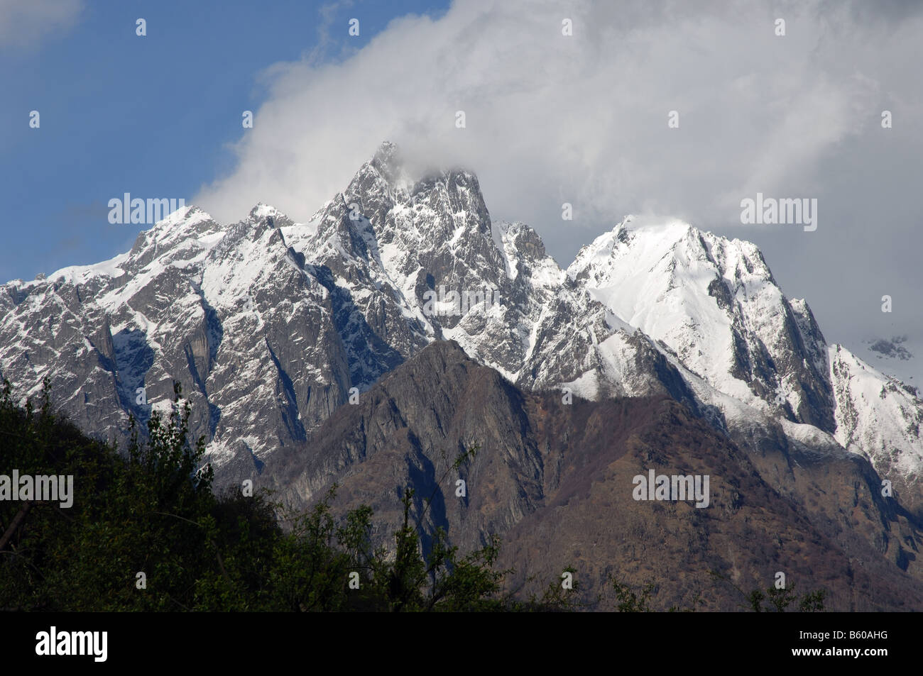 Lake como mountains hi-res stock photography and images - Alamy