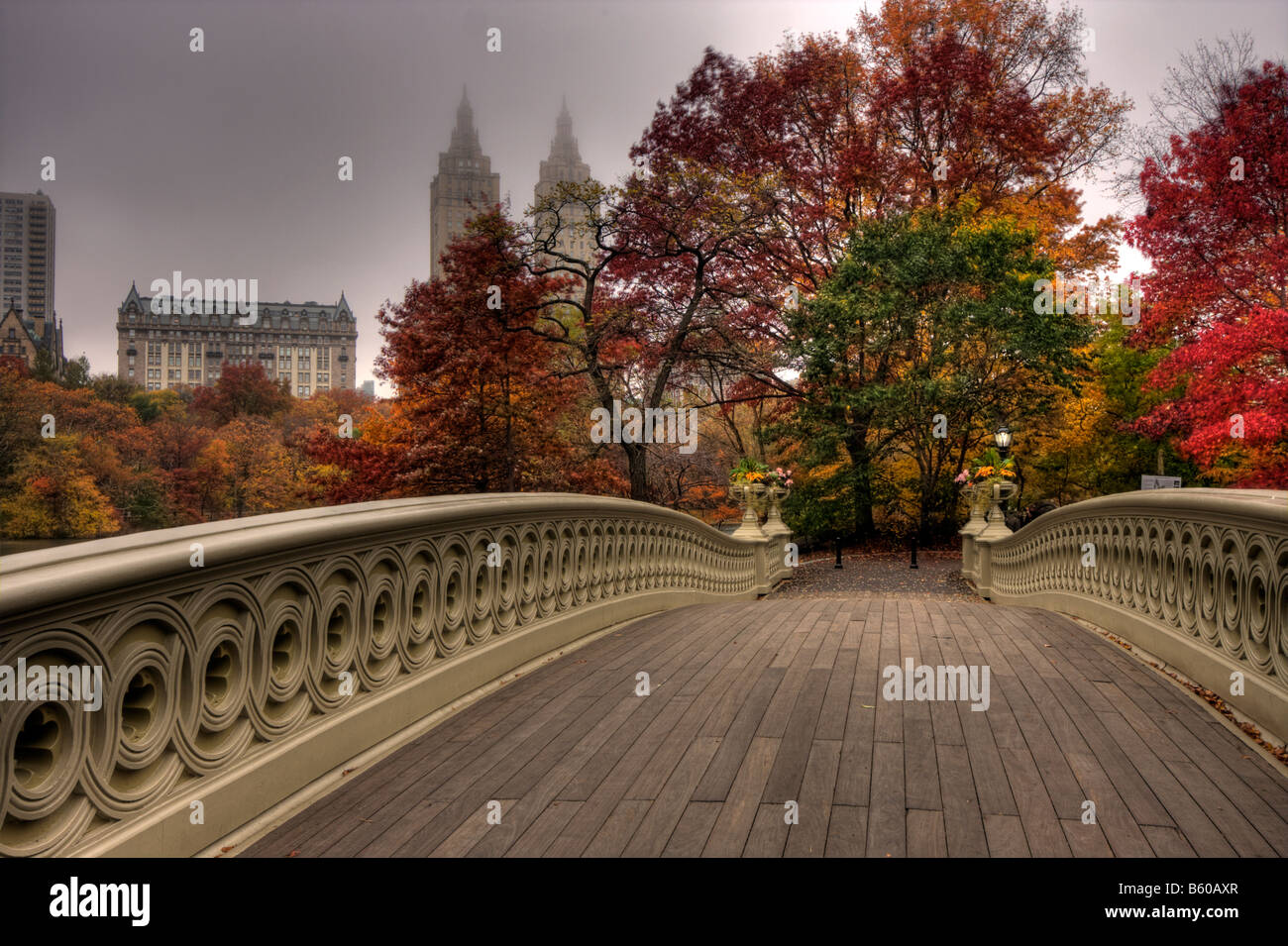 Bow bridge in Autumn on cold misty day Stock Photo - Alamy