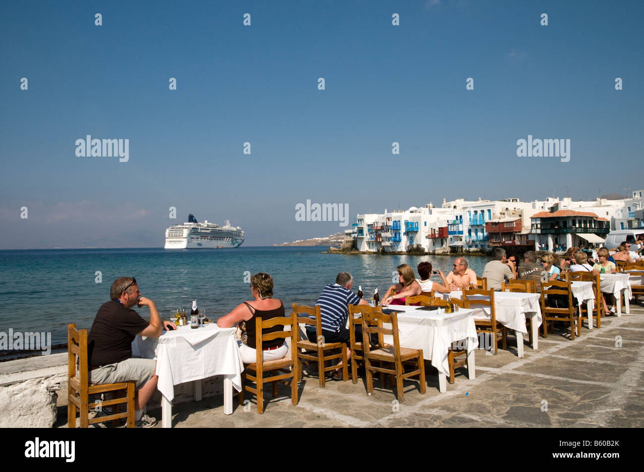 Restaurant tables on seaside hi-res stock photography and images - Alamy