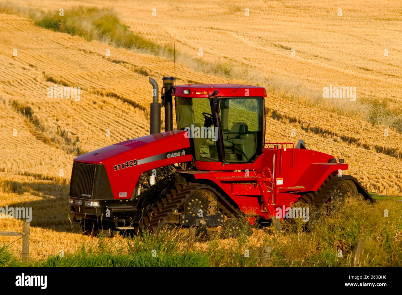 American red farm with tractor hi-res stock photography and images - Alamy