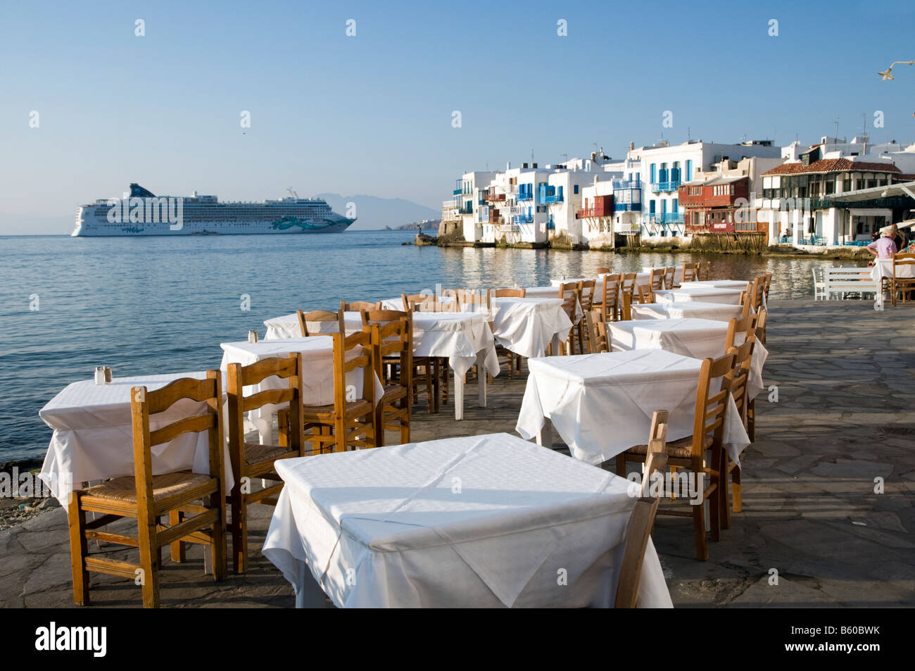 Waterfront dining table hi-res stock photography and images - Alamy