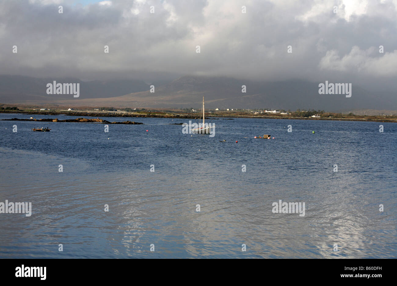 Roundstone Bay The Mamturk Mountains in the background Roundstone ...