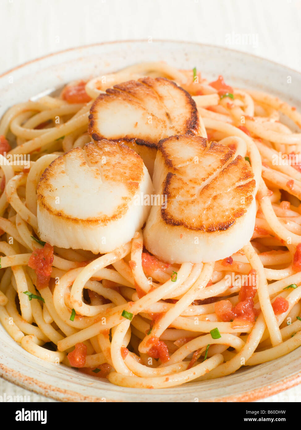 Seared Scallops with Chilli and Tomato Spaghetti Stock Photo - Alamy