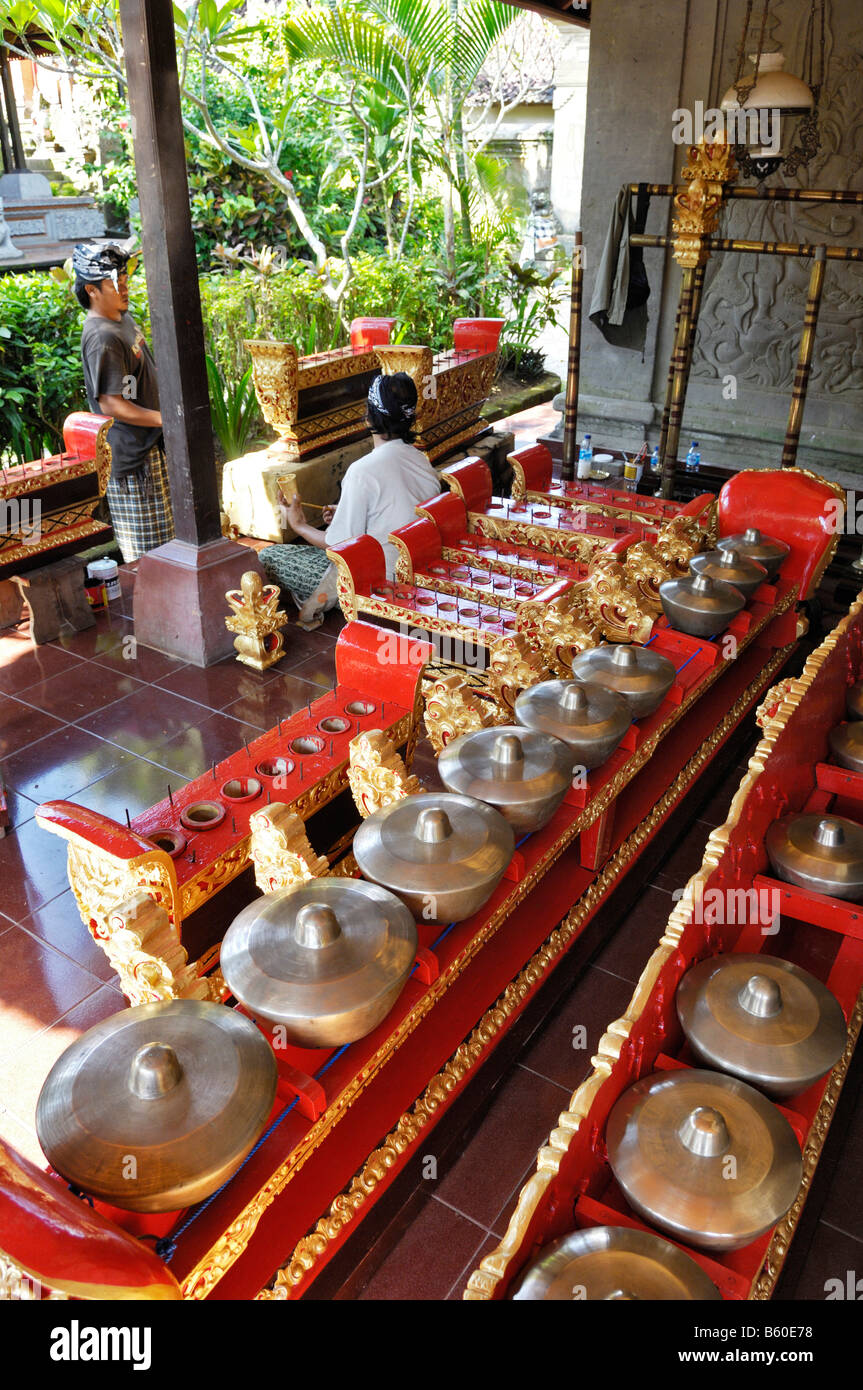 Gamelan instruments hi-res stock photography and images - Alamy